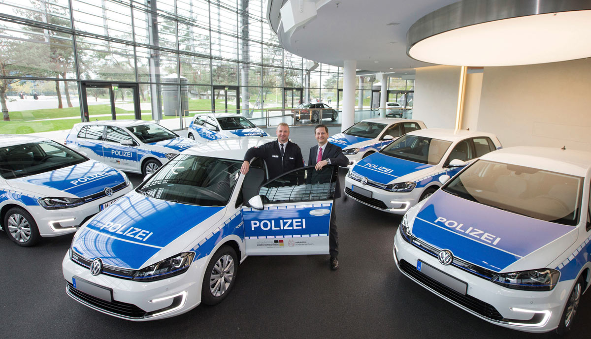 Volkswagen übergibt sieben e-Golf an Niedersachsens Polizei - ecomento.de