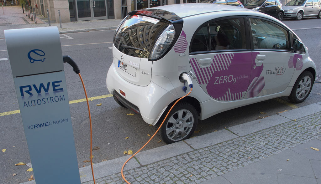 Elektroauto: Autobauer kritisieren Bundesregierung